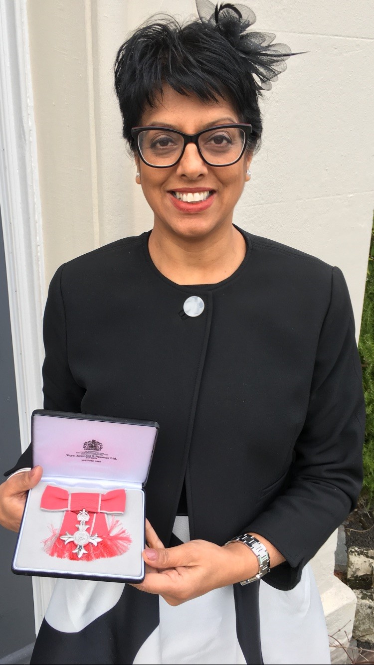 NHS England — Midlands » Manjit receives prestigious Gold Award for Nursing